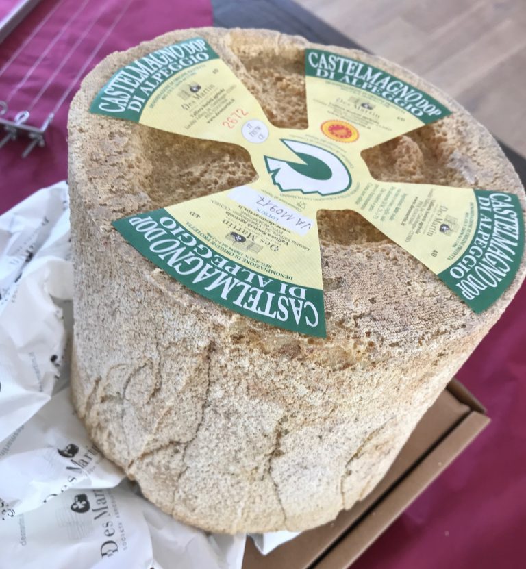 Cheese of the month August 2018: Castelmagno d’Alpeggio from Des Martin ...